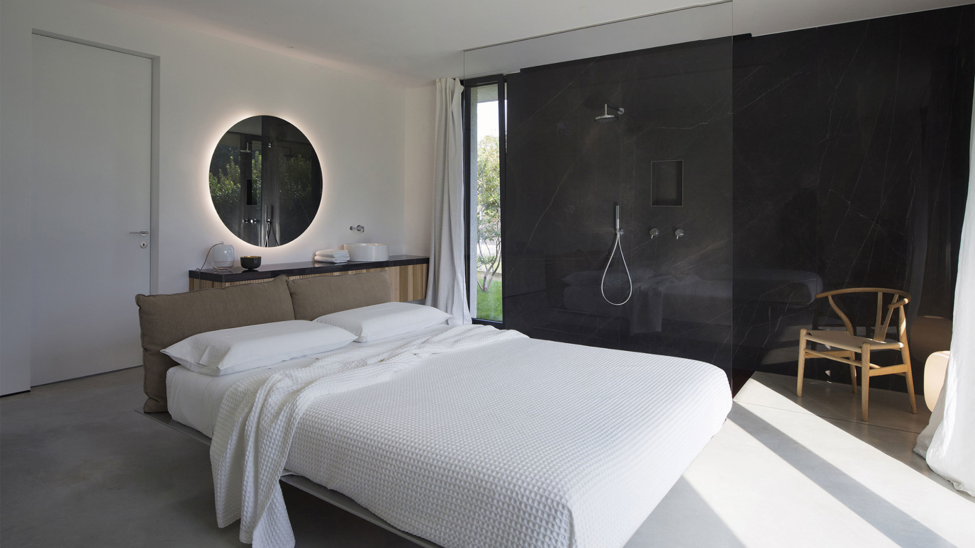 P House: Pavimento in Gres, Arredamento Bagno con Rubinetteria in ...
