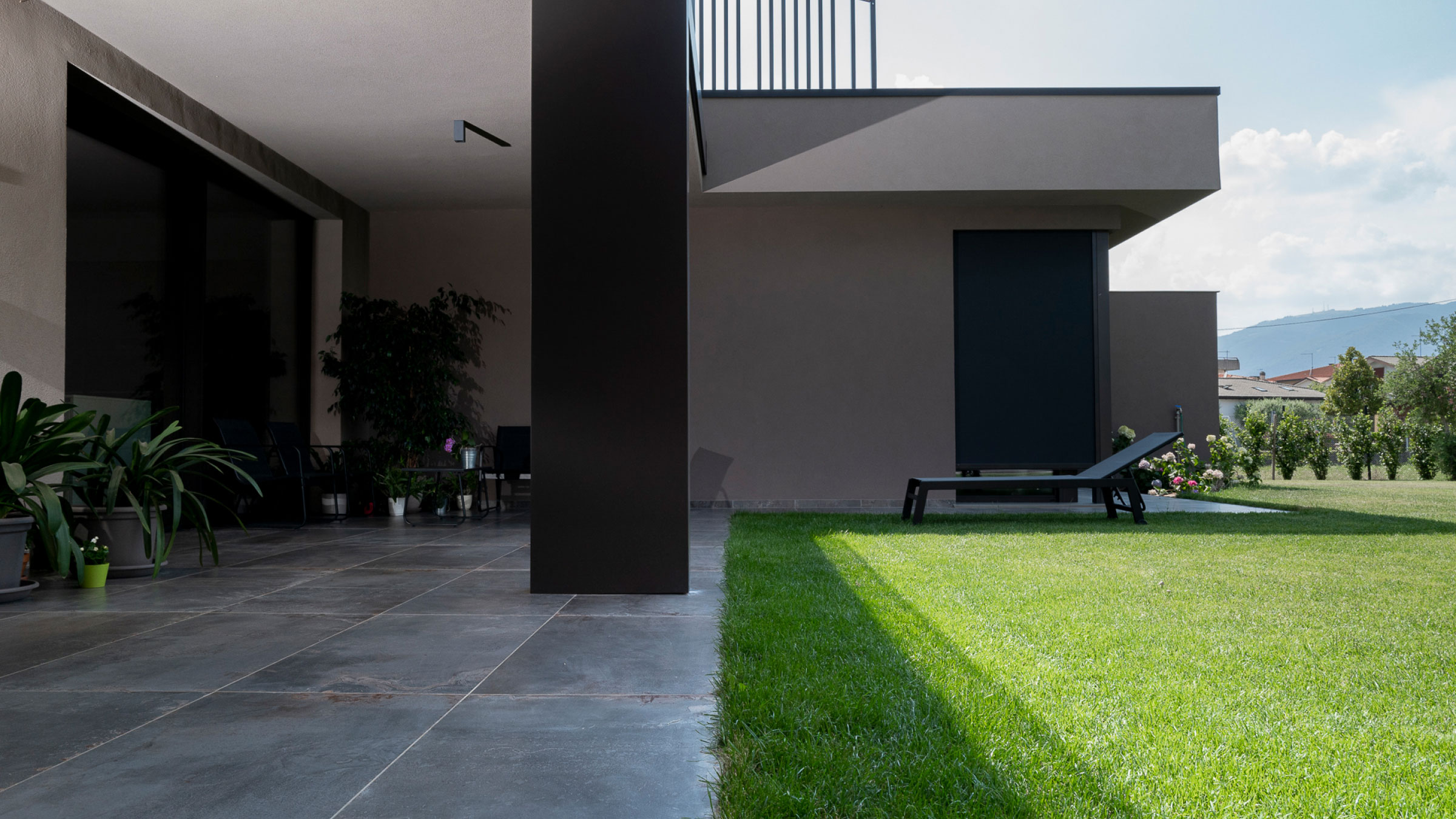 Z House: Posa Pavimento in Gres Porcellanato | Minuzzo
